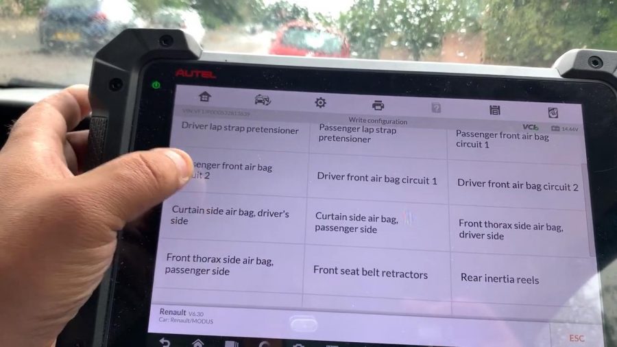 How to fix 2005 Renault Fault Code DF070 DF068 DF077 With Autel MK908 ...